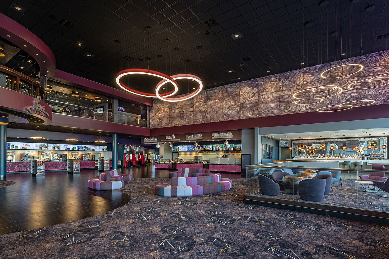 Dedham Movie Theater | Showcase Cinema de Lux Legacy Place - Showcase ...