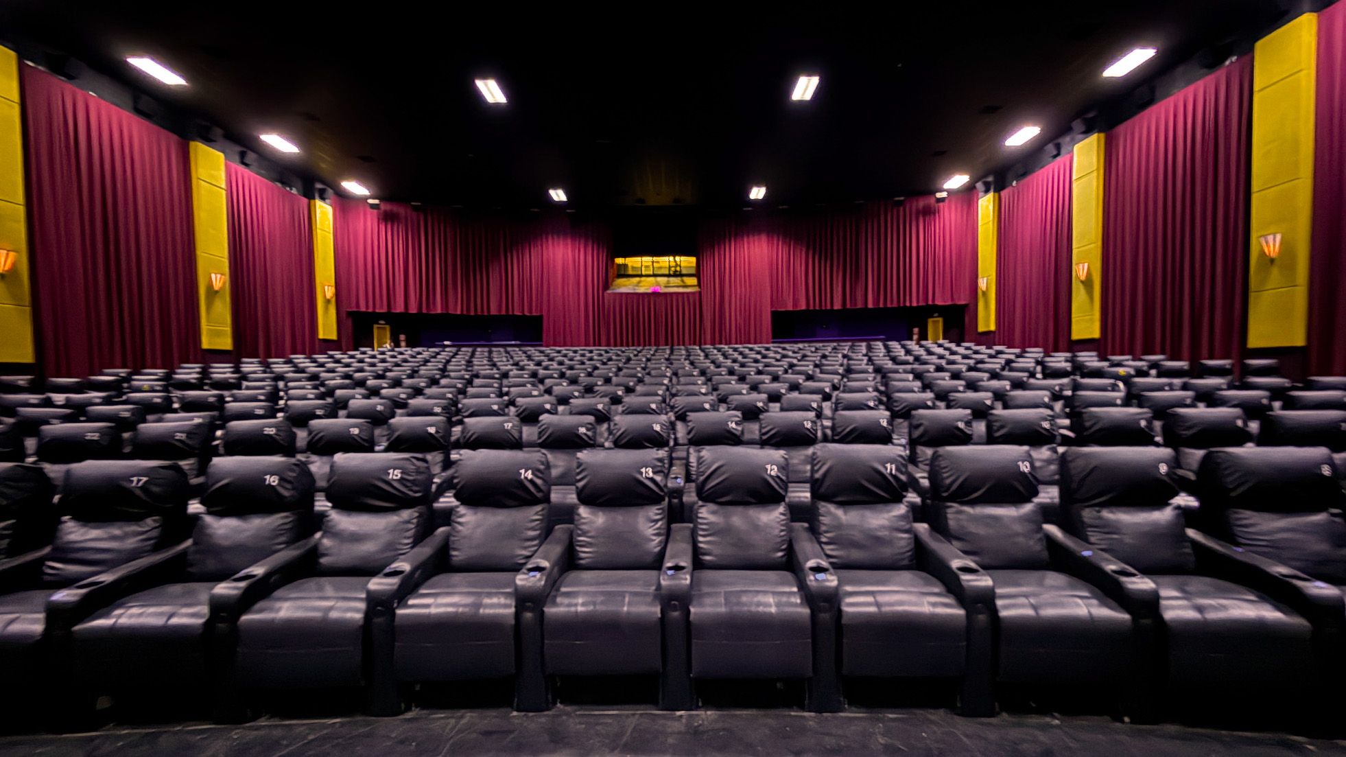 Lakewood Movie Theater | Starlight Lakewood Center - Starlight Cinemas