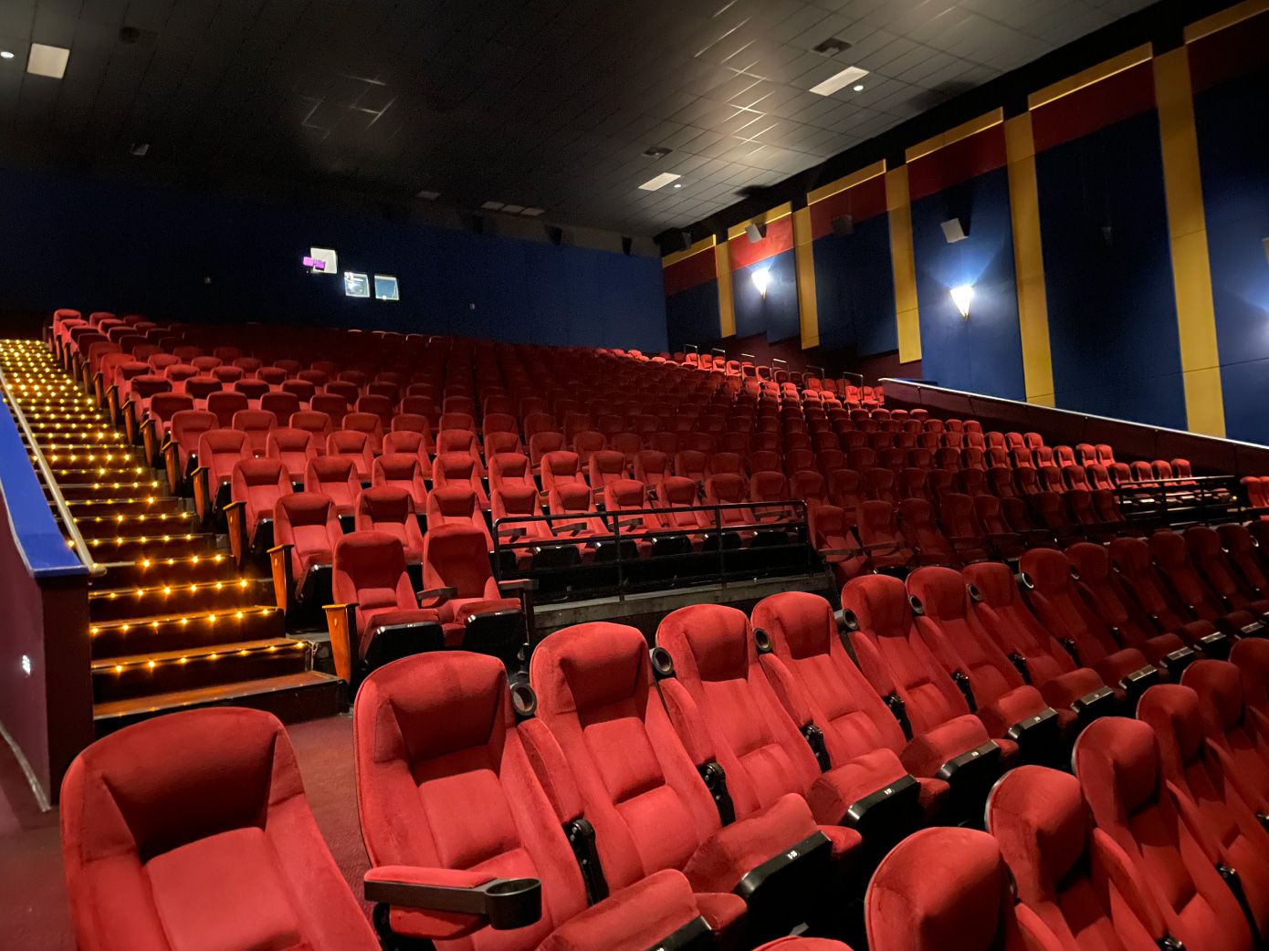 Lakewood Movie Theater | Starlight Lakewood Center - Starlight Cinemas